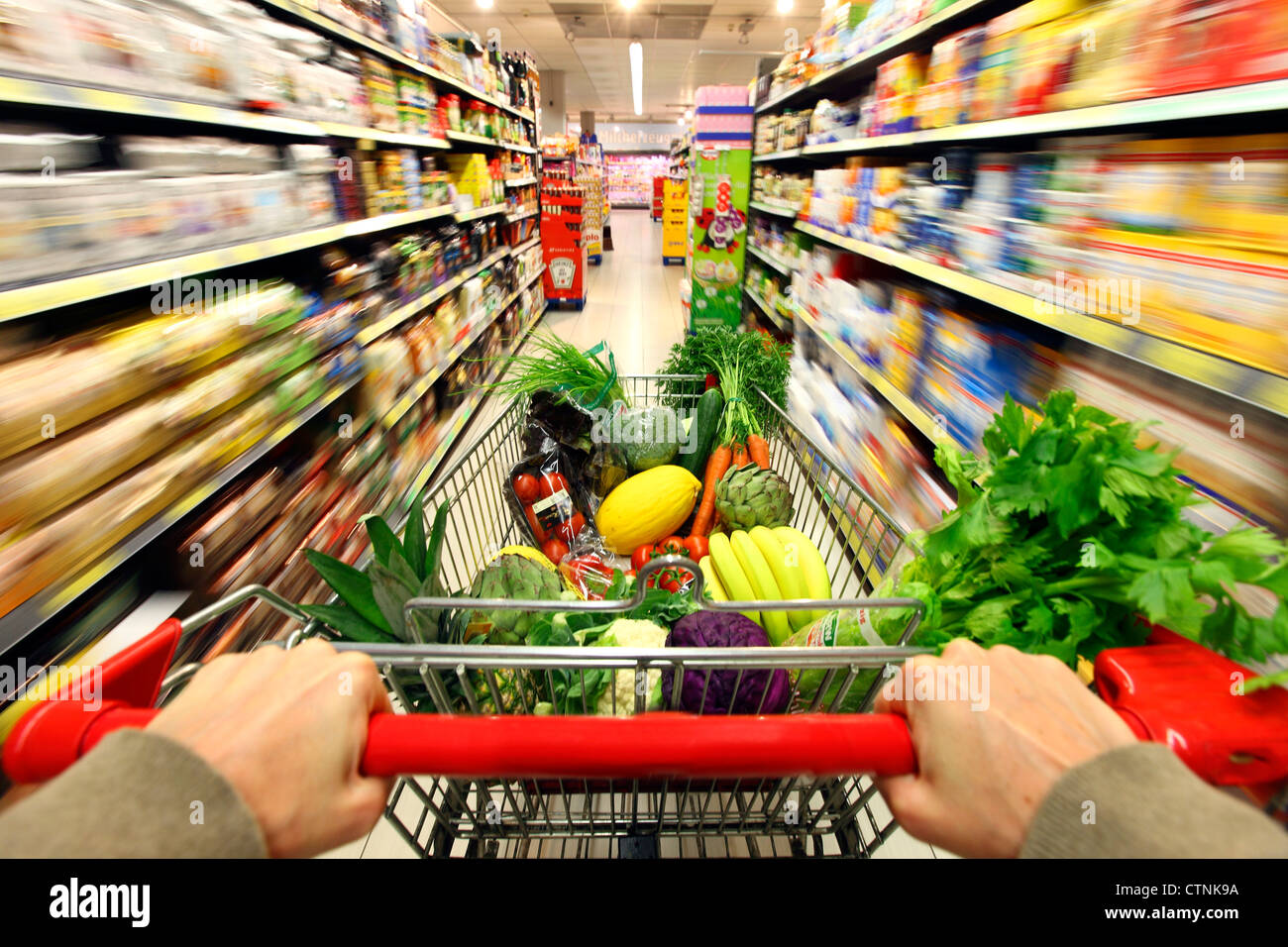 Large full grocery trolley hi-res stock photography and images - Alamy