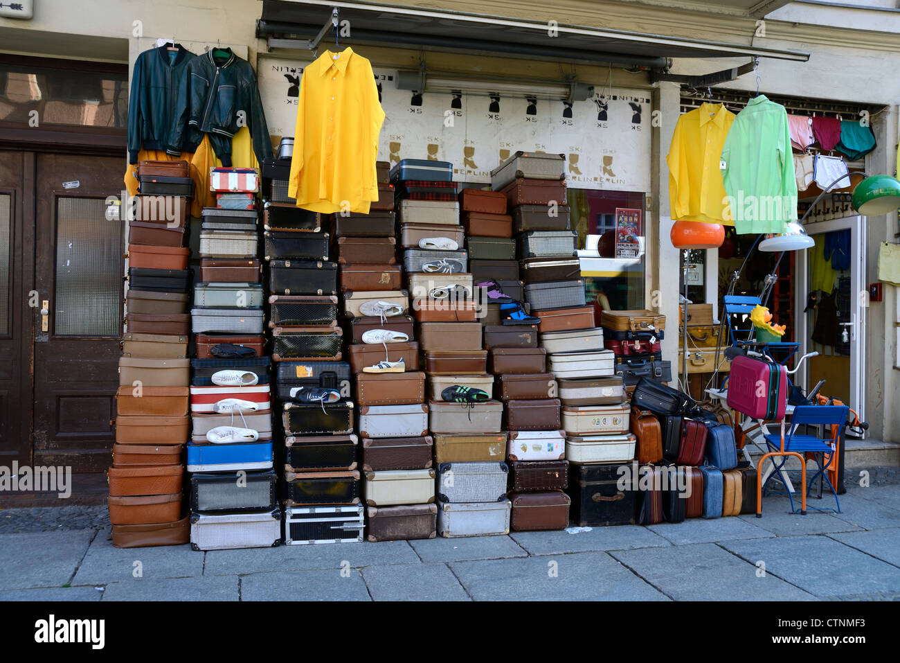 Antique travel trunks hi-res stock photography and images - Alamy