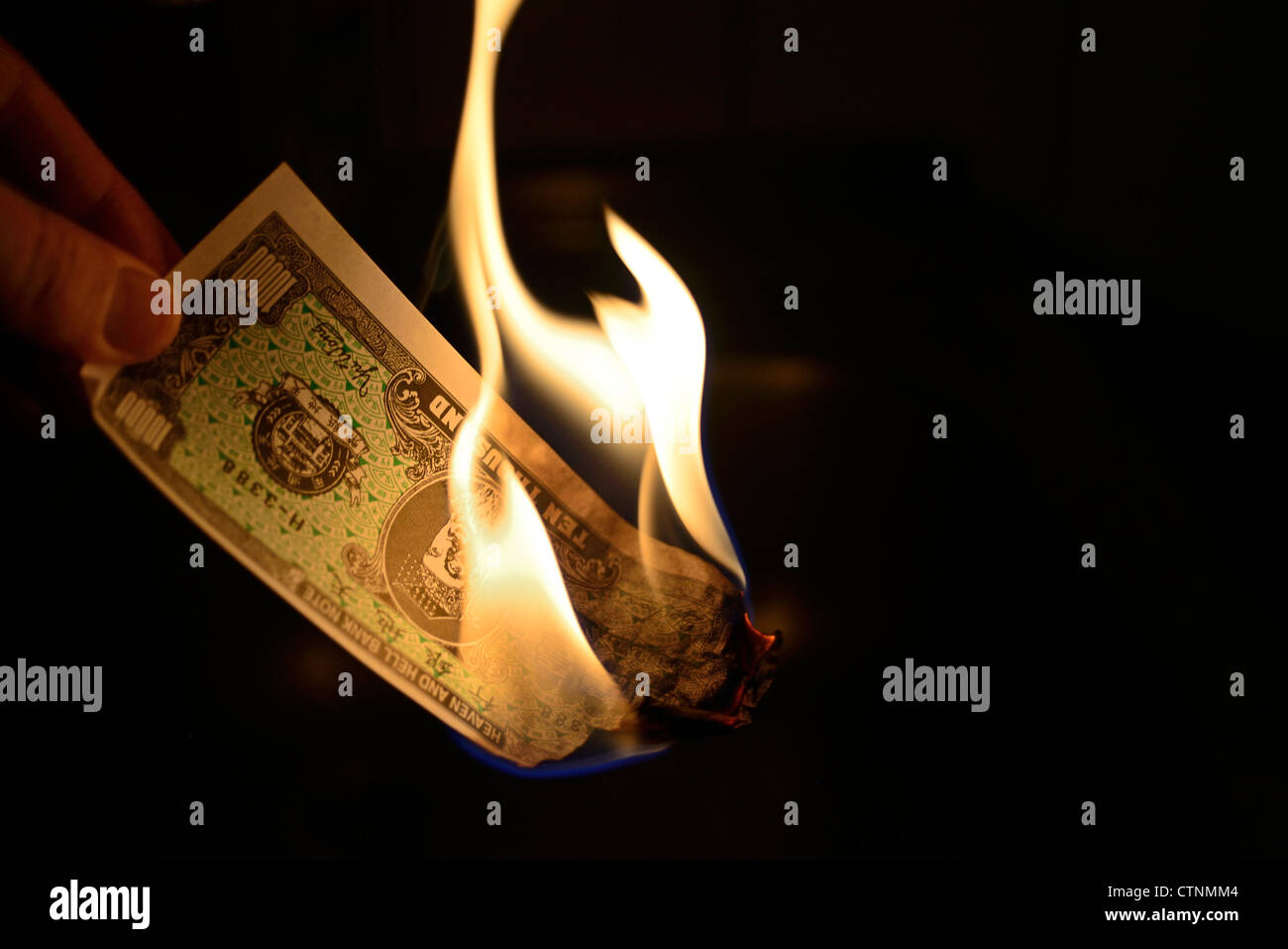 Burning a money bill Stock Photo - Alamy