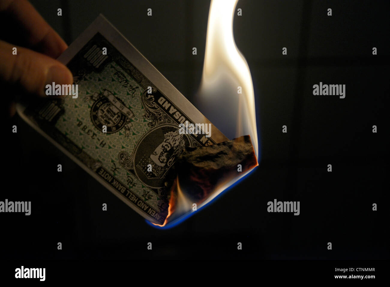 Burning a money bill Stock Photo - Alamy