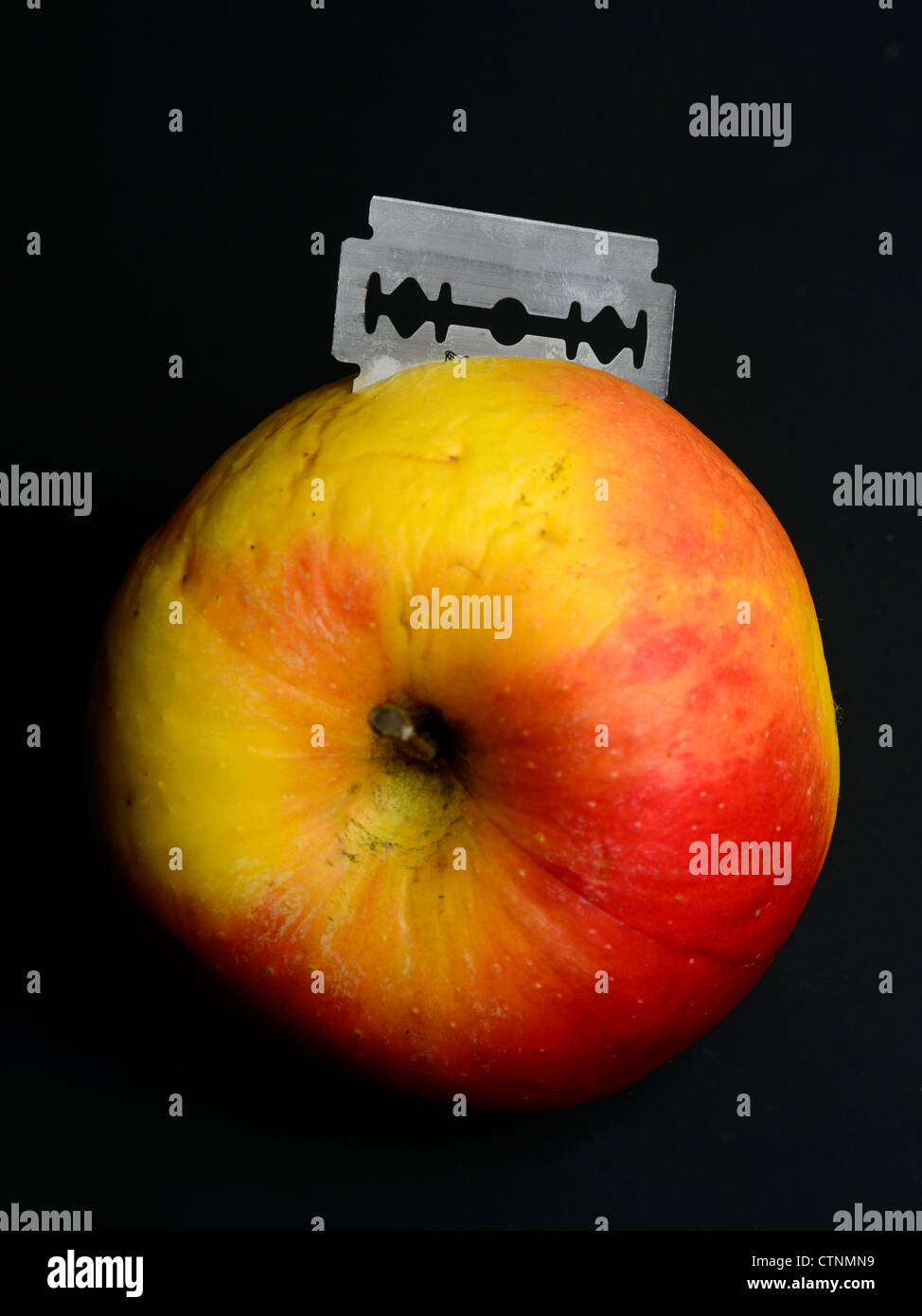 Razorblade hi-res stock photography and images - Alamy