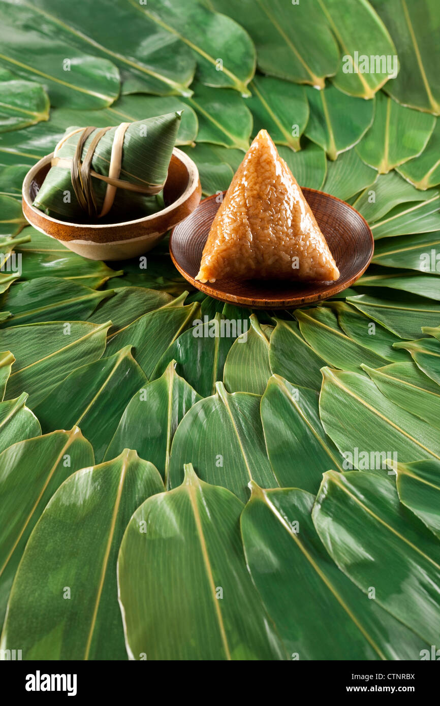 Zongzi and Zongzi leaves Stock Photo - Alamy