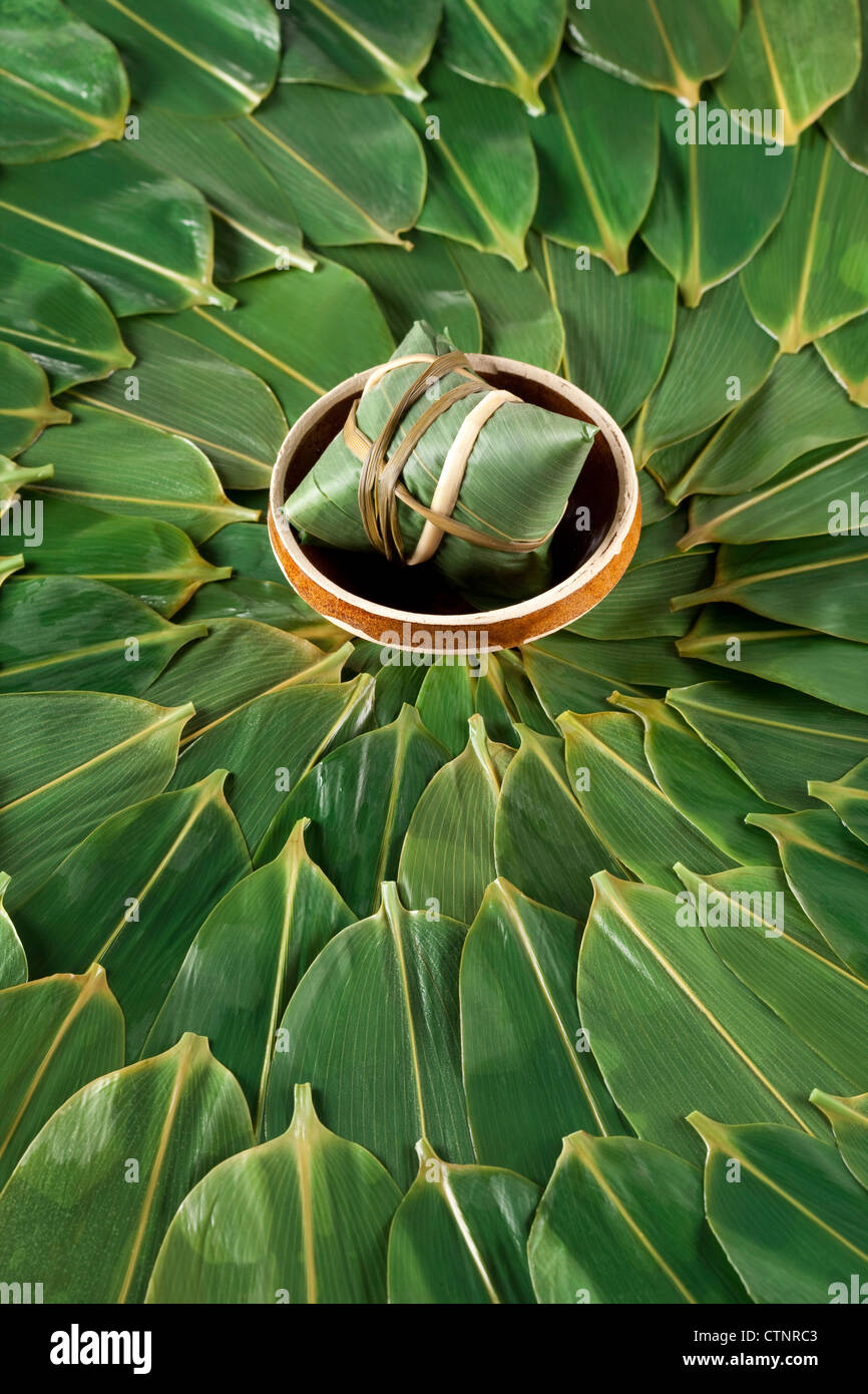 Zongzi and Zongzi leaves Stock Photo - Alamy