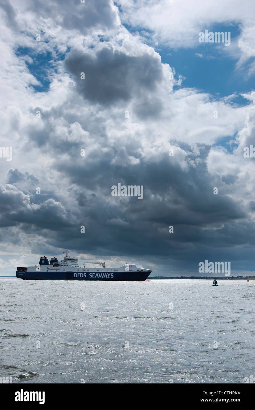 DFDS “Suecia Seaways” Ro-ro cargo ferry entering Felixstowe harbour ...