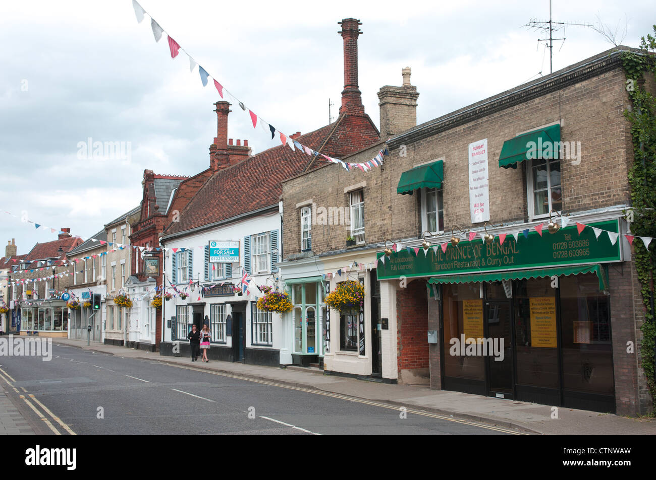 Main shopping street (Saturday afternoon), Saxmundham, Suffolk, UK ...
