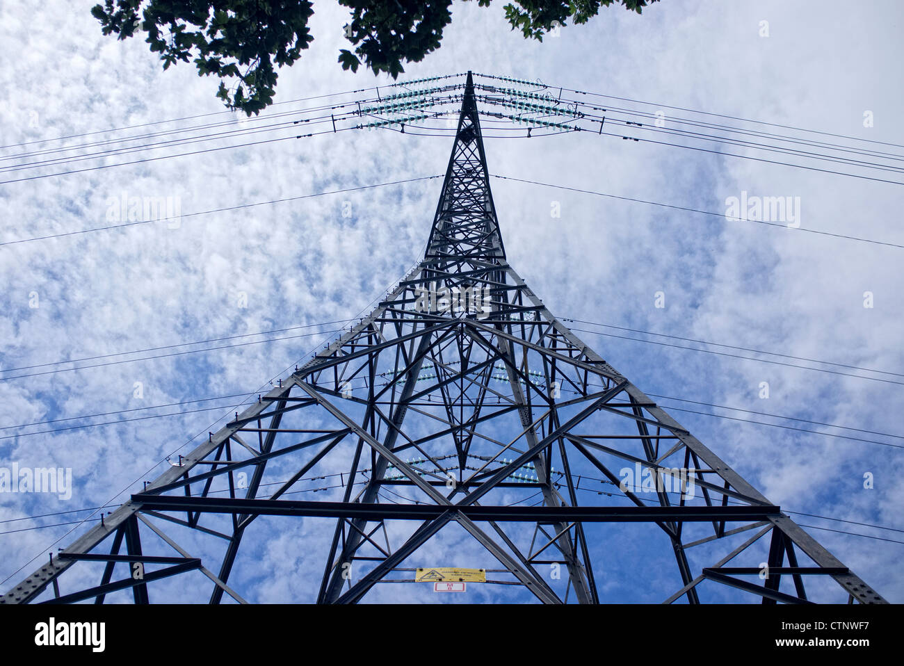 Electricity pylon and power lines hi-res stock photography and images ...