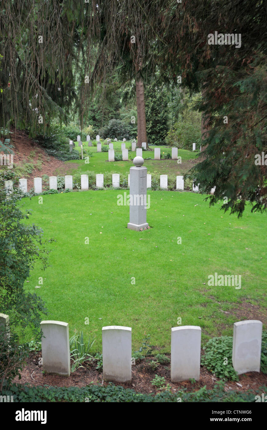 The 'Royal' Middlesex Regiment memorial and circle of headstones in the ...