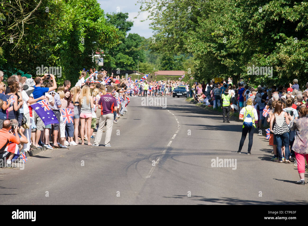 Gathering a crowd hi-res stock photography and images - Alamy