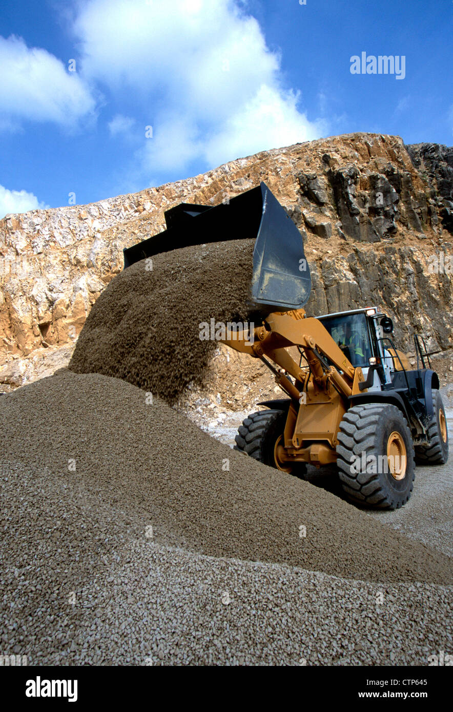 Wheeled Loader, quarry site Stock Photo - Alamy