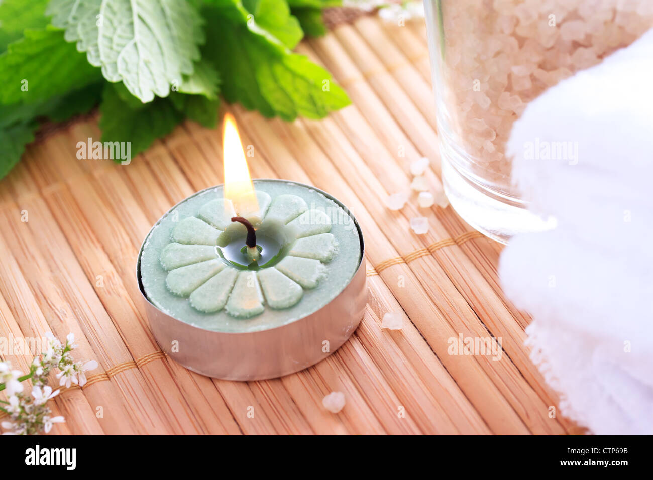 Lemon candle spa hi-res stock photography and images - Alamy