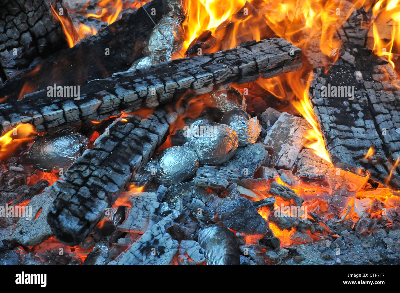Close up of a burning bonfire Stock Photo - Alamy
