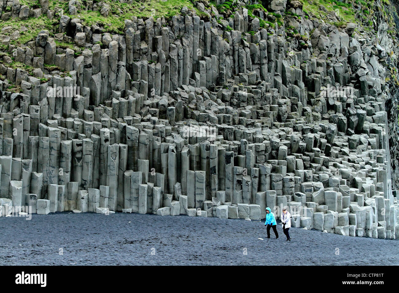 Tubular basalt columns at Reynisfjara beach, Southern Iceland Stock ...