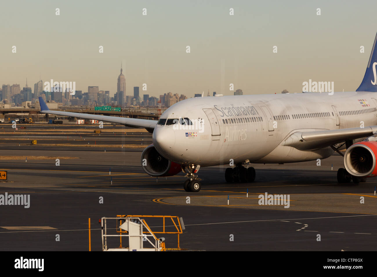 SAS Airlines Boeing in Newark Airport Stock Photo - Alamy