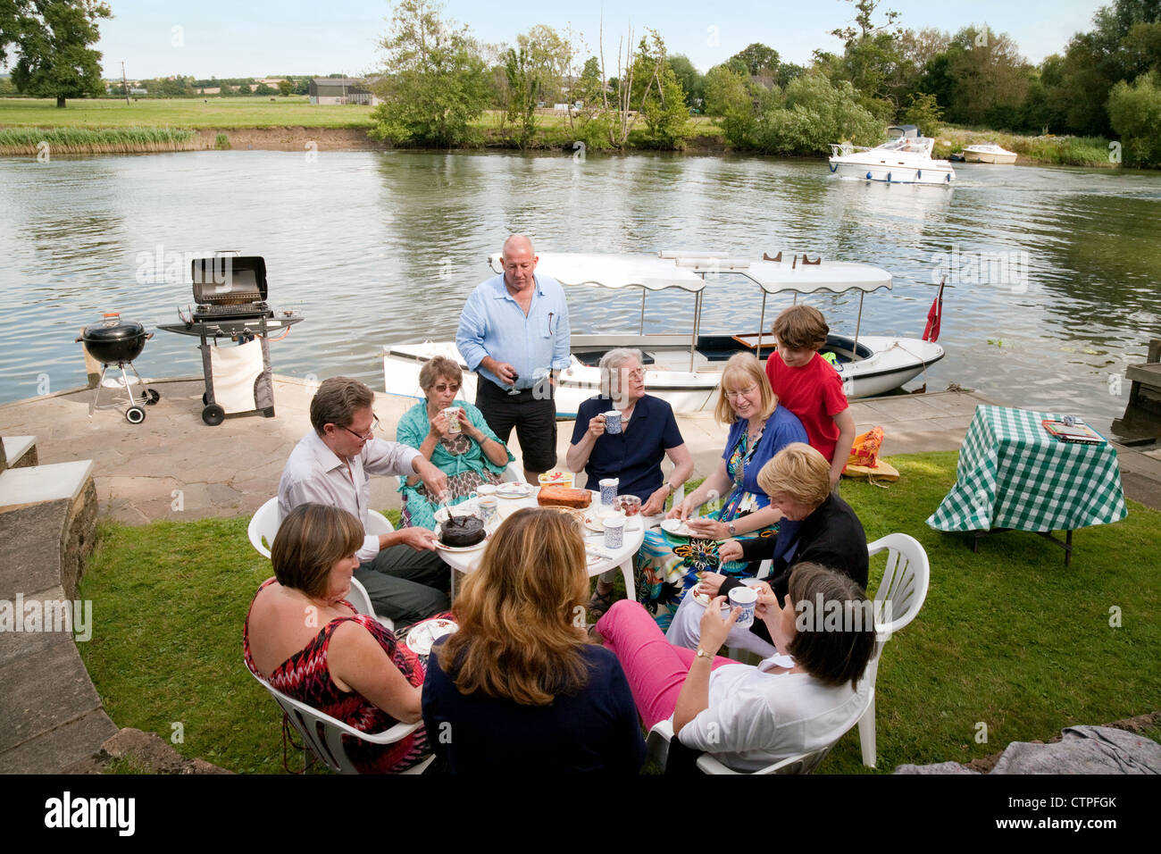 English garden party hi-res stock photography and images - Alamy