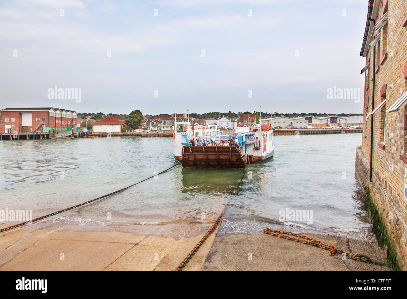 Chain ferry, or floating bridge, over the River Medina in Cowes, Isle ...