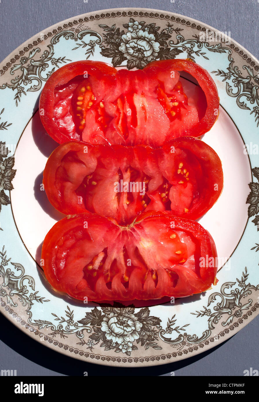 Heirloom tomato slices hi-res stock photography and images - Alamy