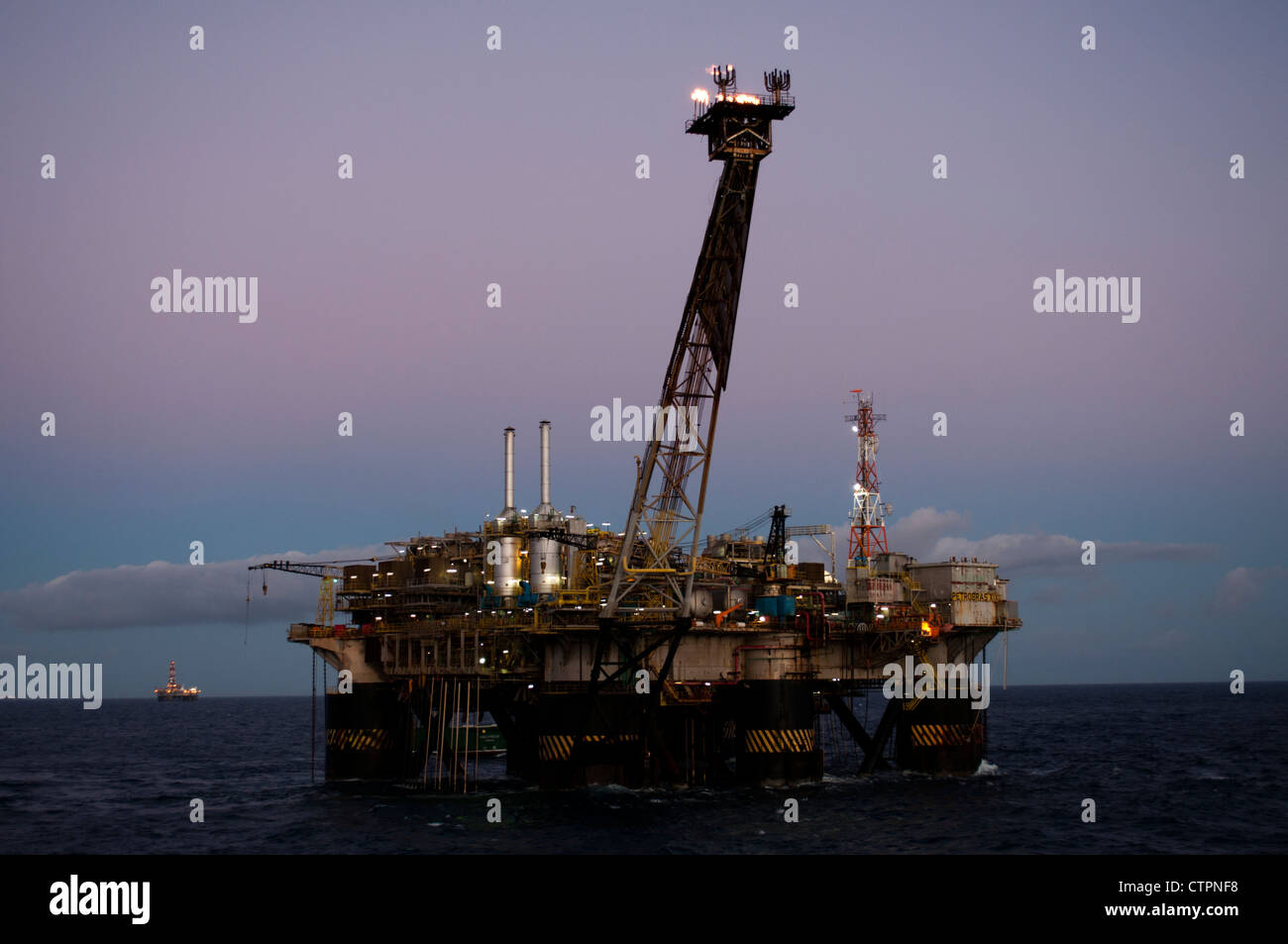 Oil platform offshore night hi-res stock photography and images - Alamy