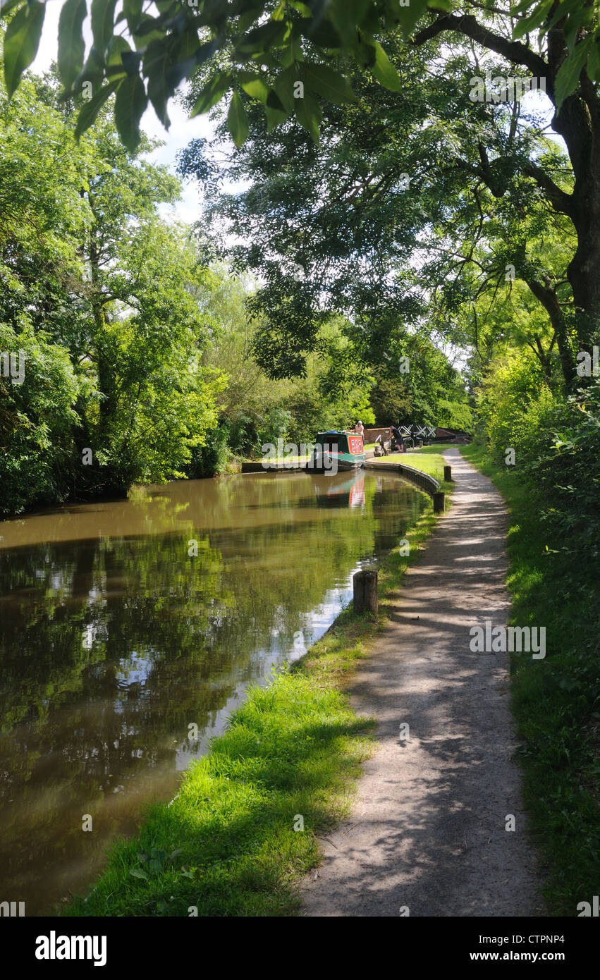 33' narrowboat 'Pearlbrook' emerges from Lock No.35 on the Stratford ...