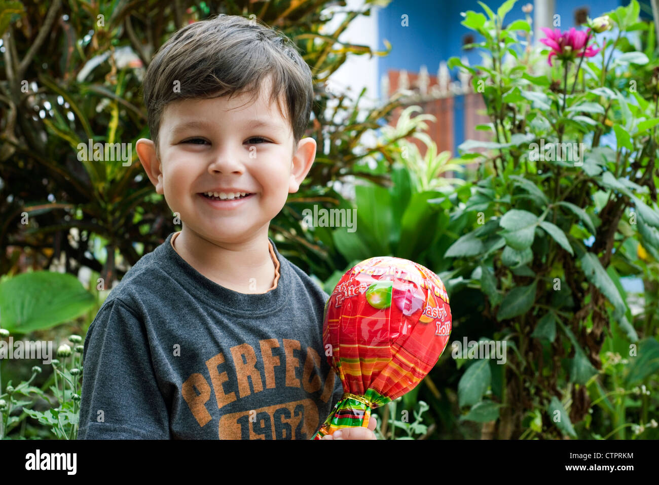 smiling happy young boy with large lollipop Stock Photo - Alamy smiling happy young boy with large lollipop Stock Photo - Alamy