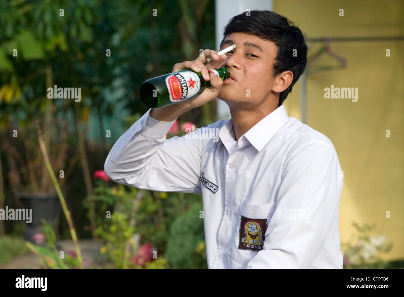 Teenager smoking and drinking hi-res stock photography and images - Alamy