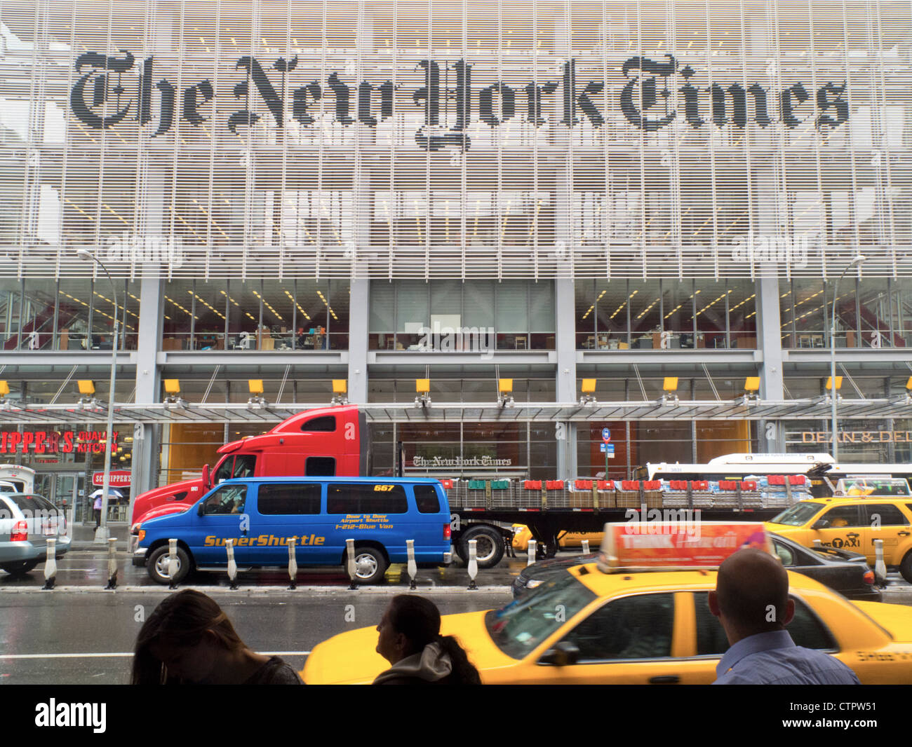 Entrance new york times newspaper hi-res stock photography and images ...