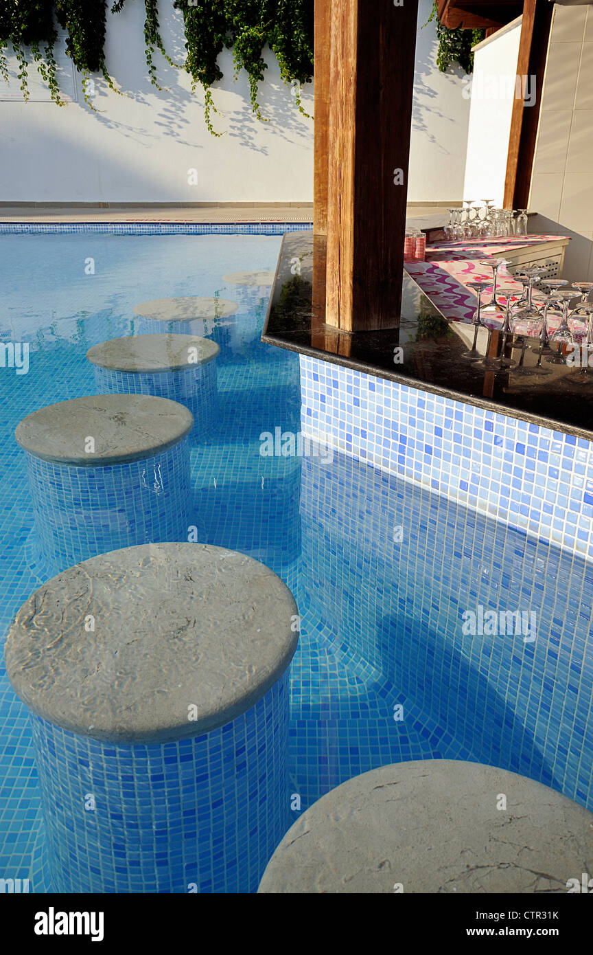 Swim up bar hi-res stock photography and images - Alamy