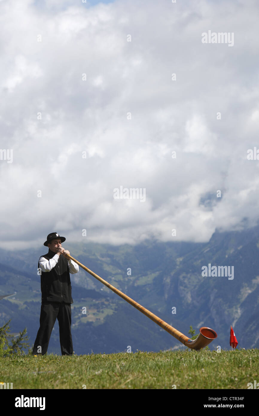 Alphorn players in traditional costume take part in the Cor des Alpes ...