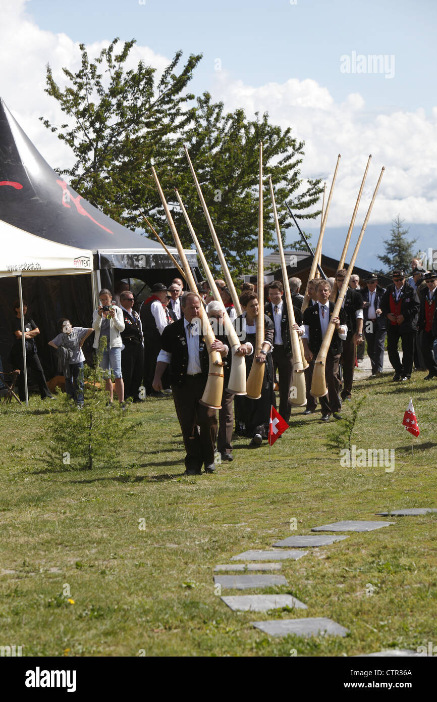 Alphorn players in traditional costume take part in the Cor des Alpes ...