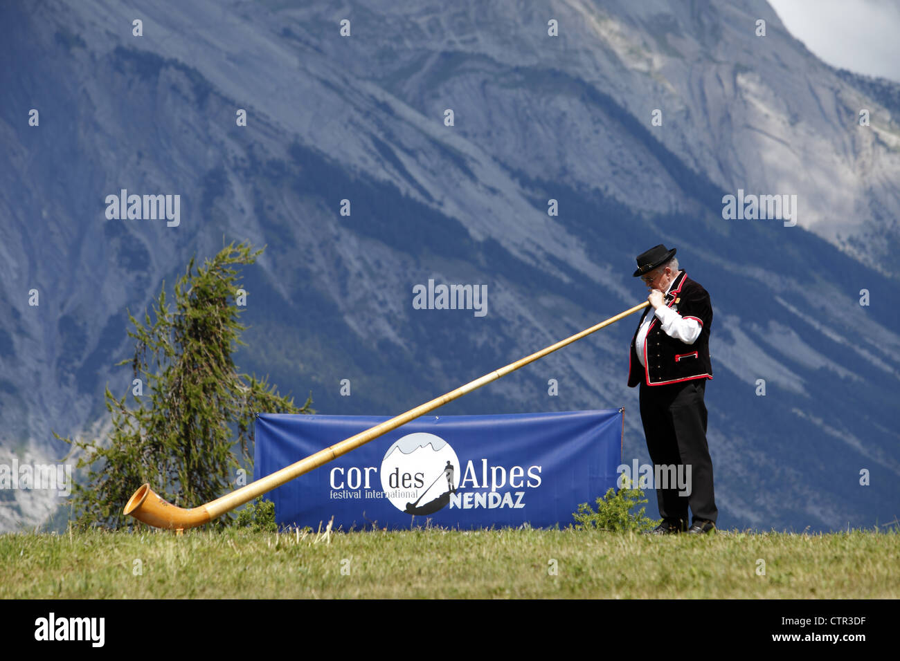 Alphorn players in traditional costume take part in the Cor des Alpes ...