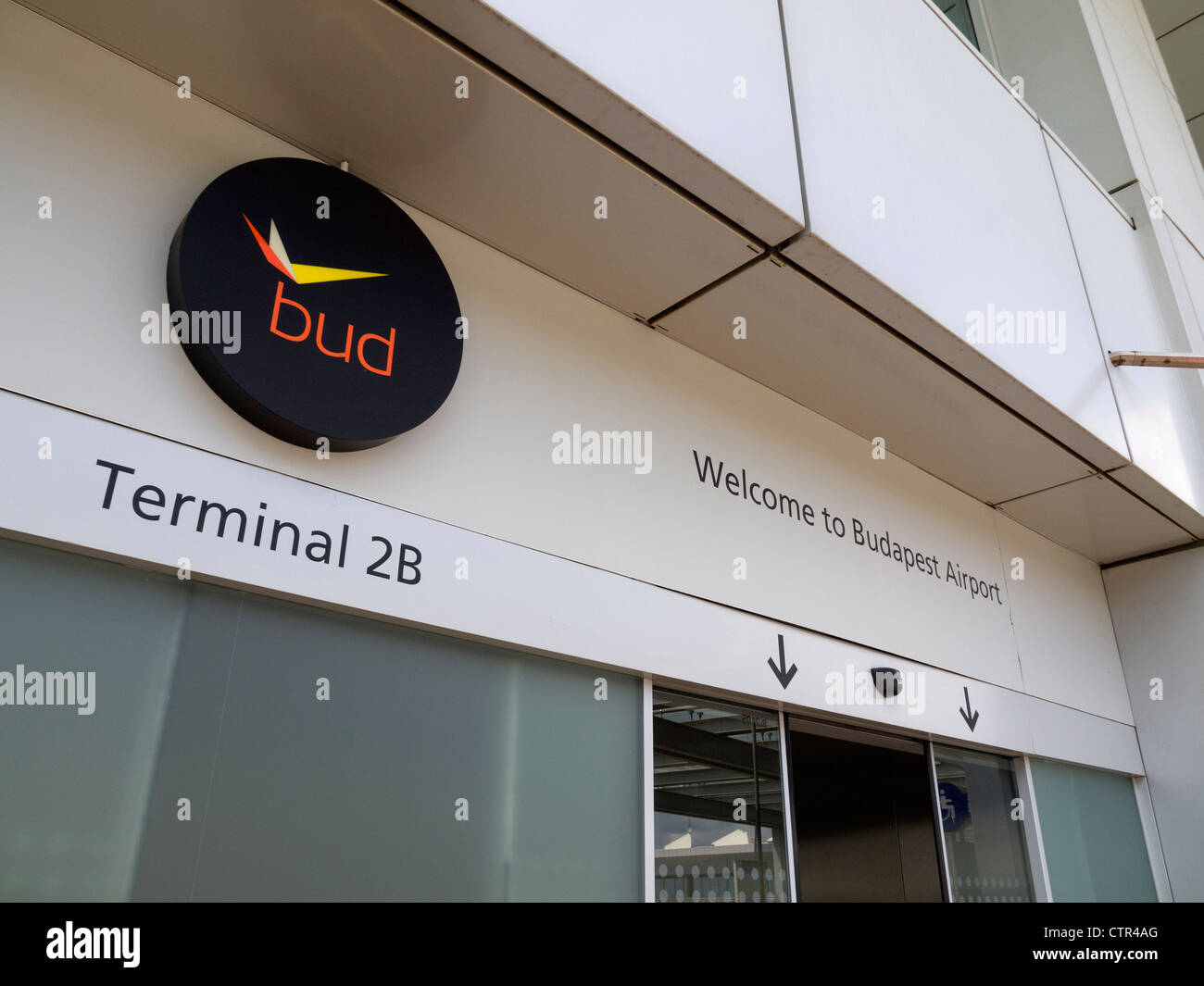 Outside airport terminal hi-res stock photography and images - Alamy