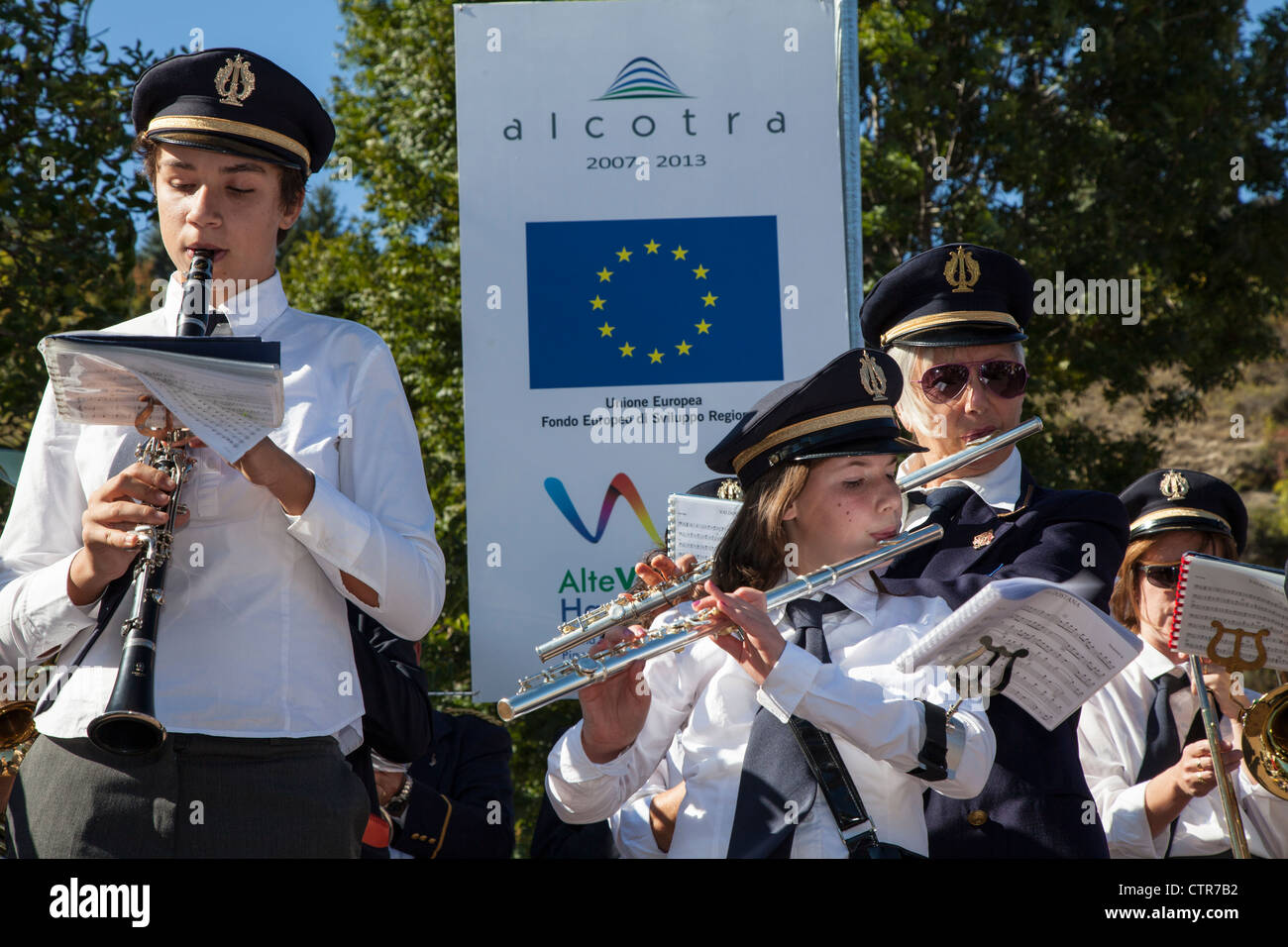 Music instruments hi-res stock photography and images - Alamy
