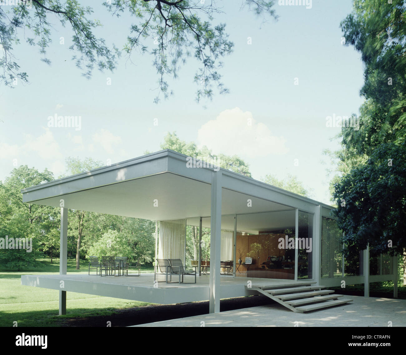 farnsworth house patio Stock Photo - Alamy