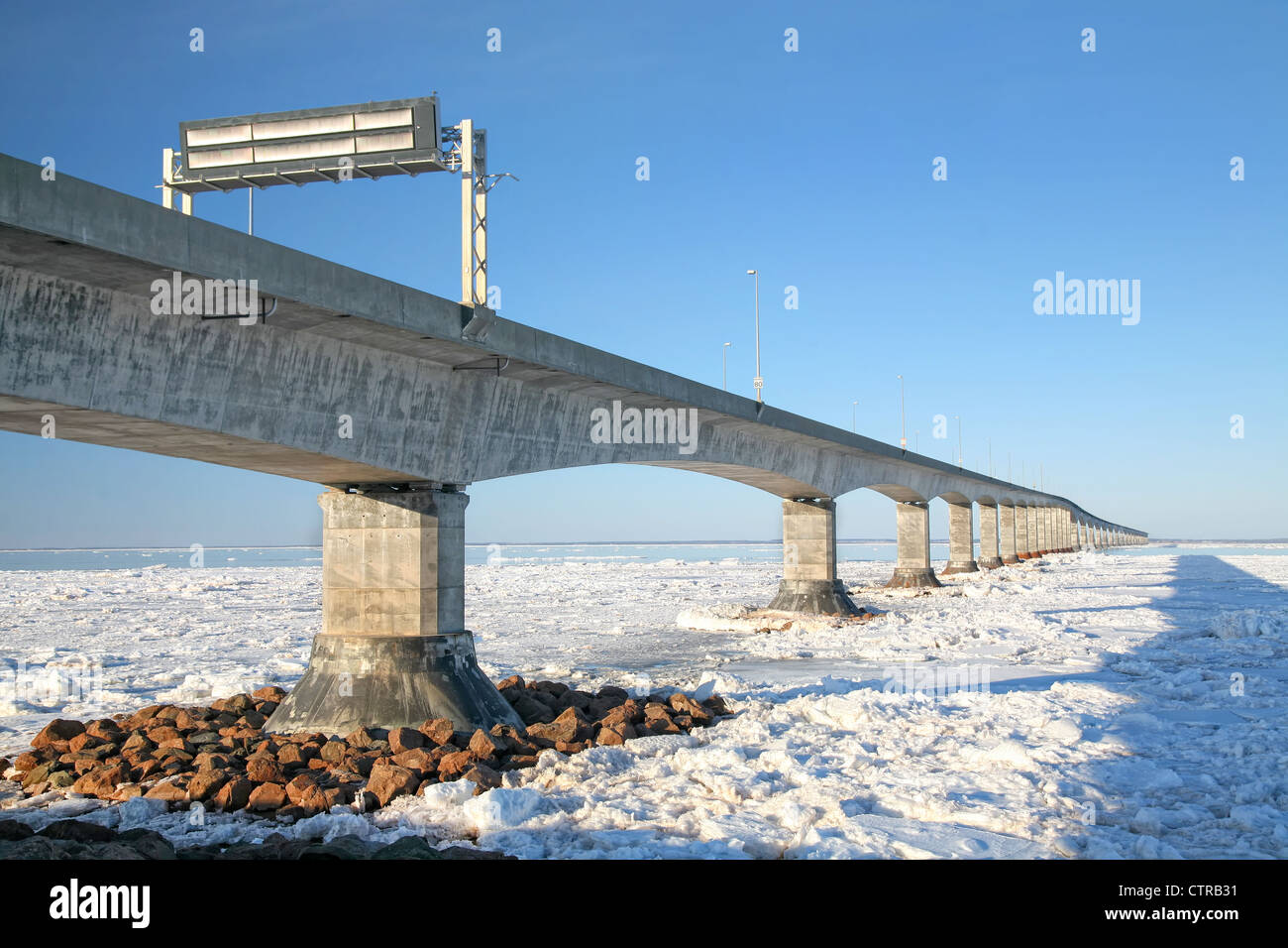Girder bridge supports hi-res stock photography and images - Alamy