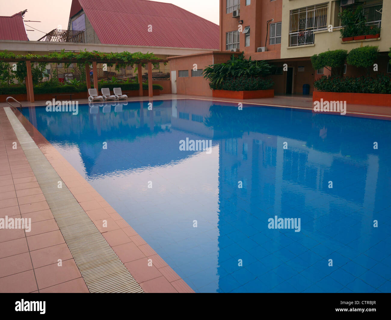 Condominium swimming pool hi-res stock photography and images - Alamy