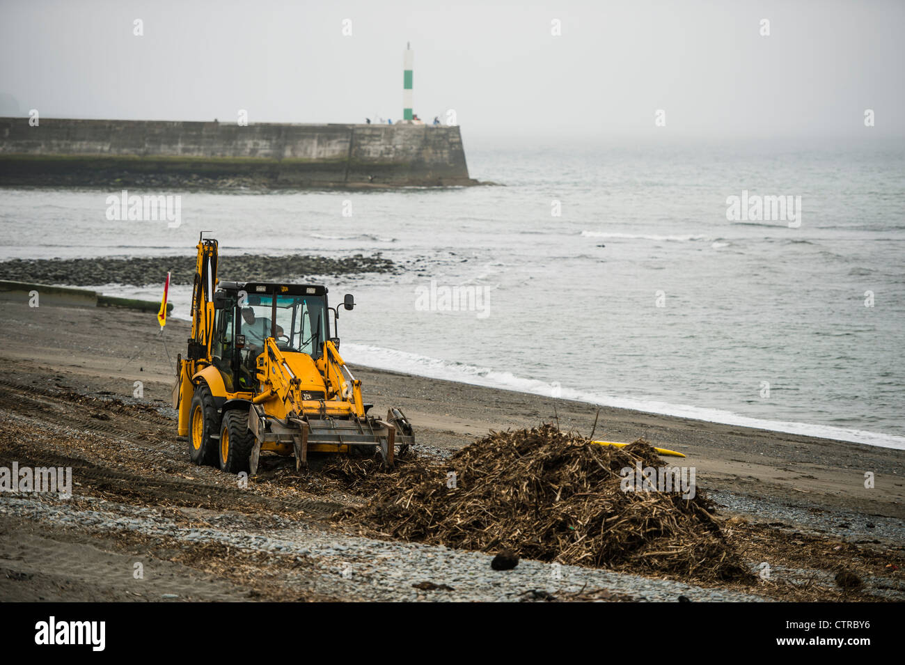 Clearing debris off the beach hi-res stock photography and images - Alamy
