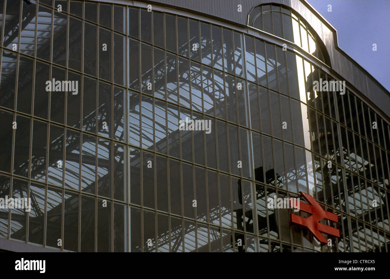Facade of lime street station hi-res stock photography and images - Alamy