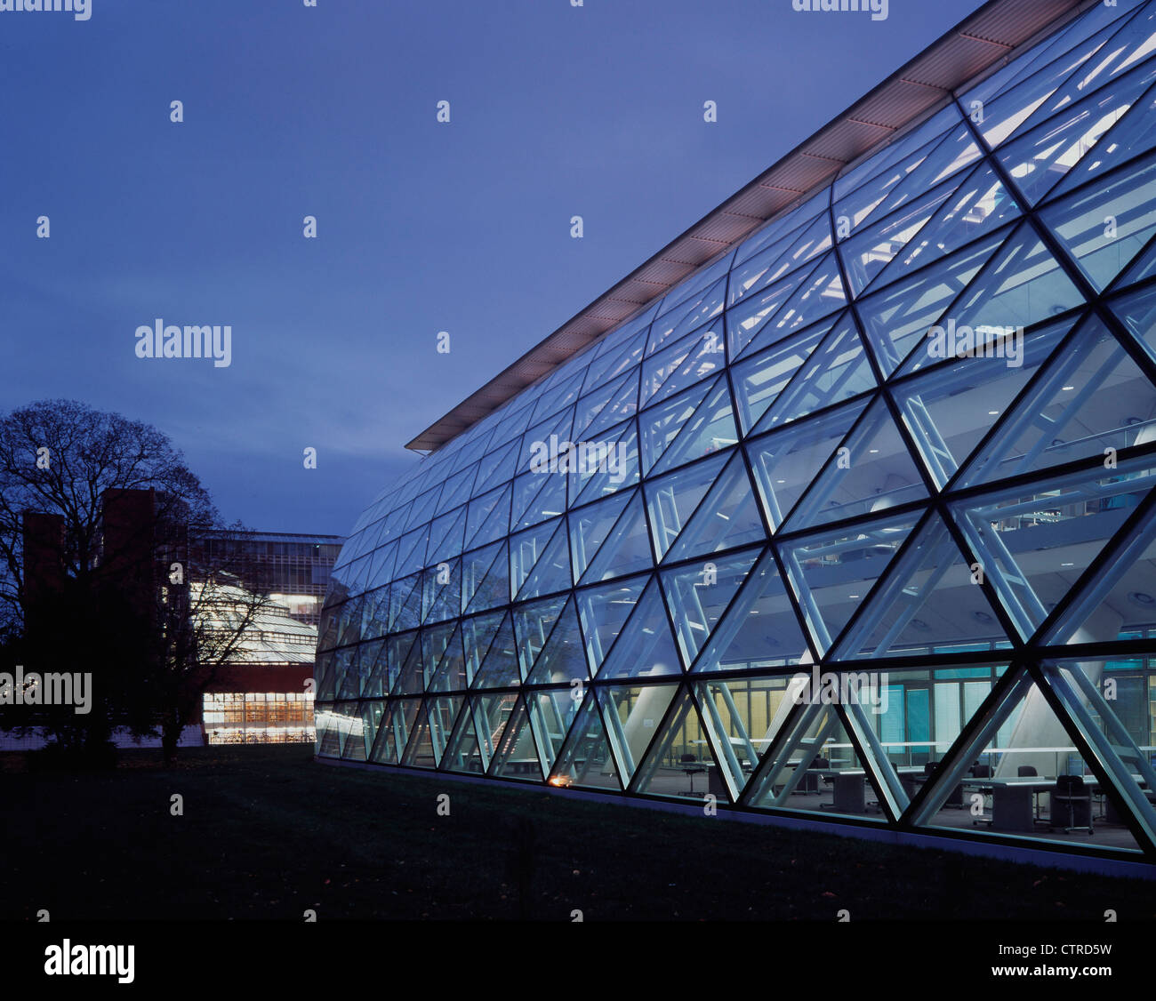 faculty of law university of cambridge dusk view into curved facade ...