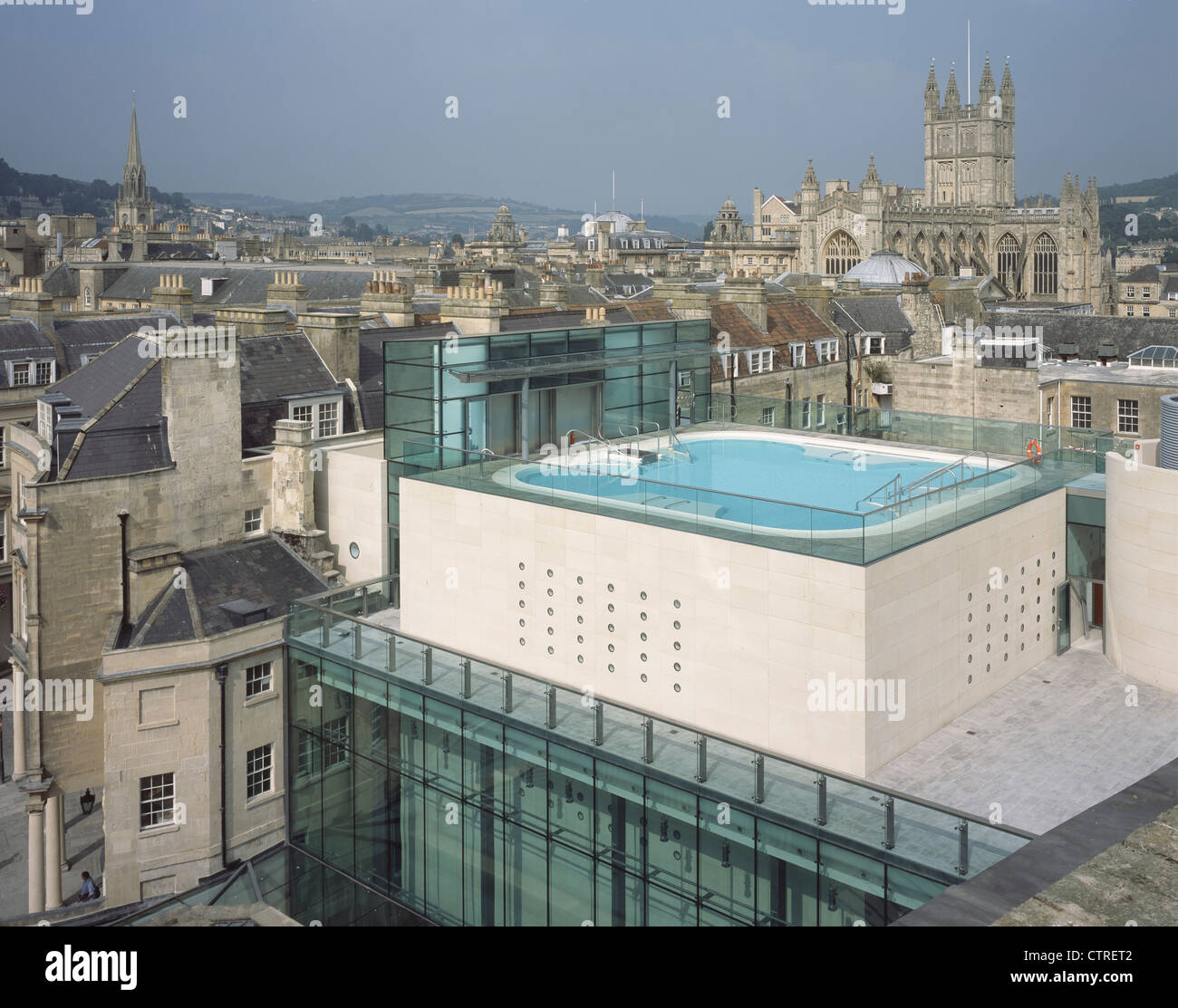 thema bath spa view of rooftop pool Stock Photo - Alamy