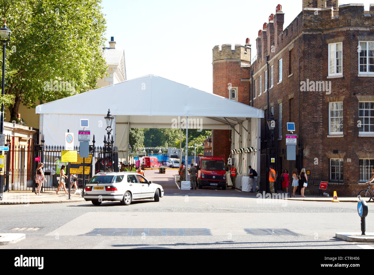 General view of a security checkpoint in Pall Mall, London Stock Photo ...