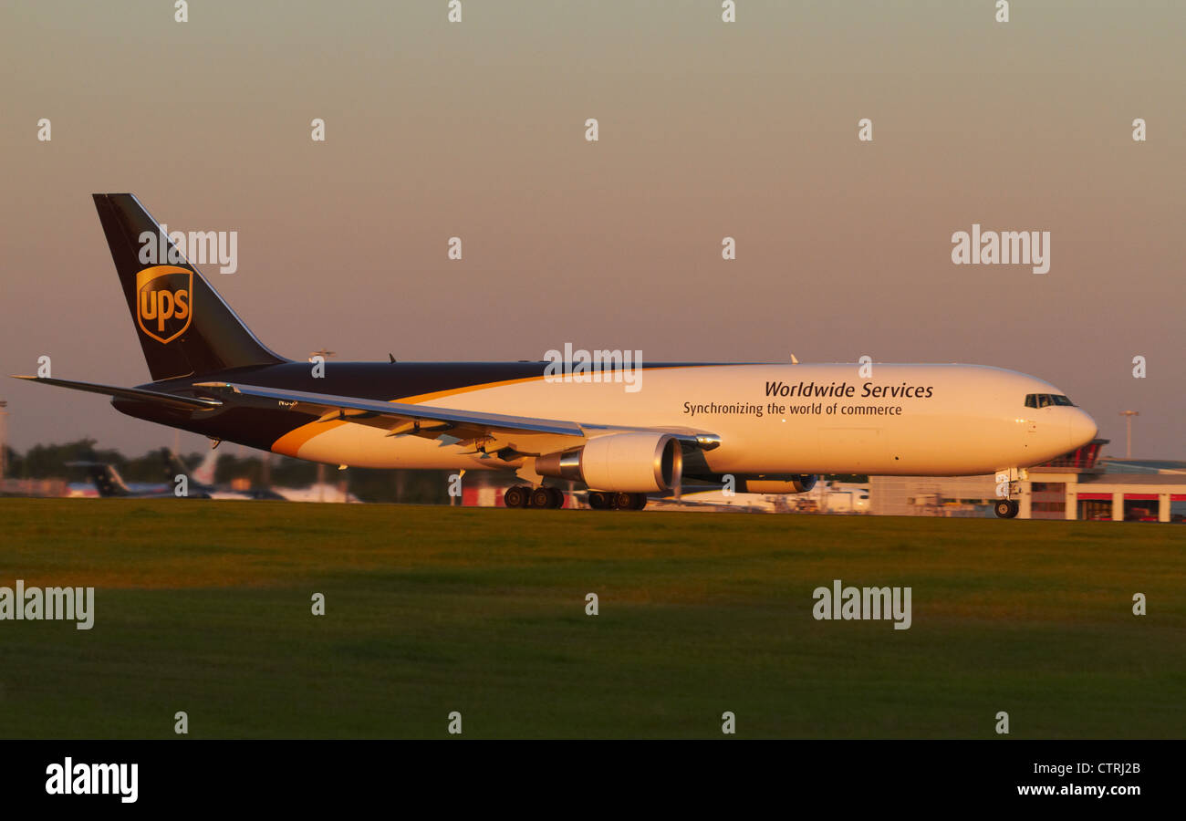 767 cargo hi-res stock photography and images - Alamy