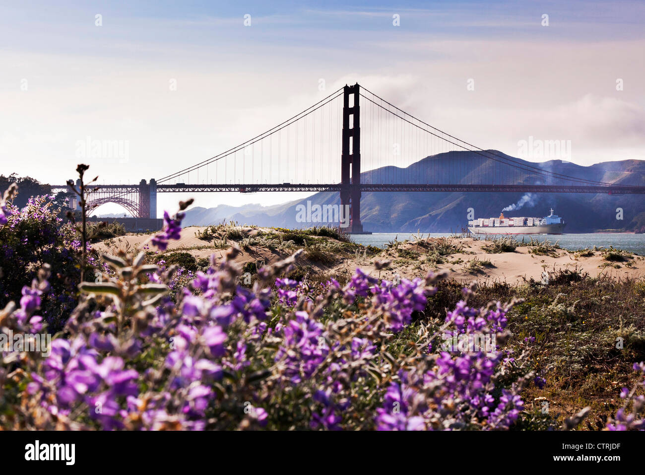 Red bridge san francisco hi-res stock photography and images - Alamy