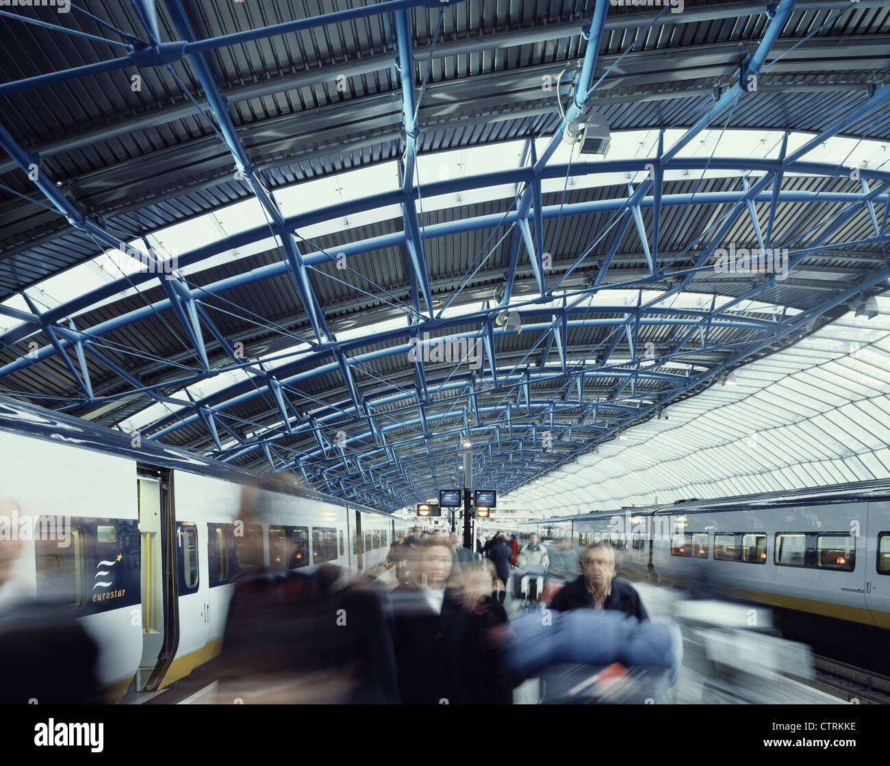 waterloo international terminal platform Stock Photo - Alamy
