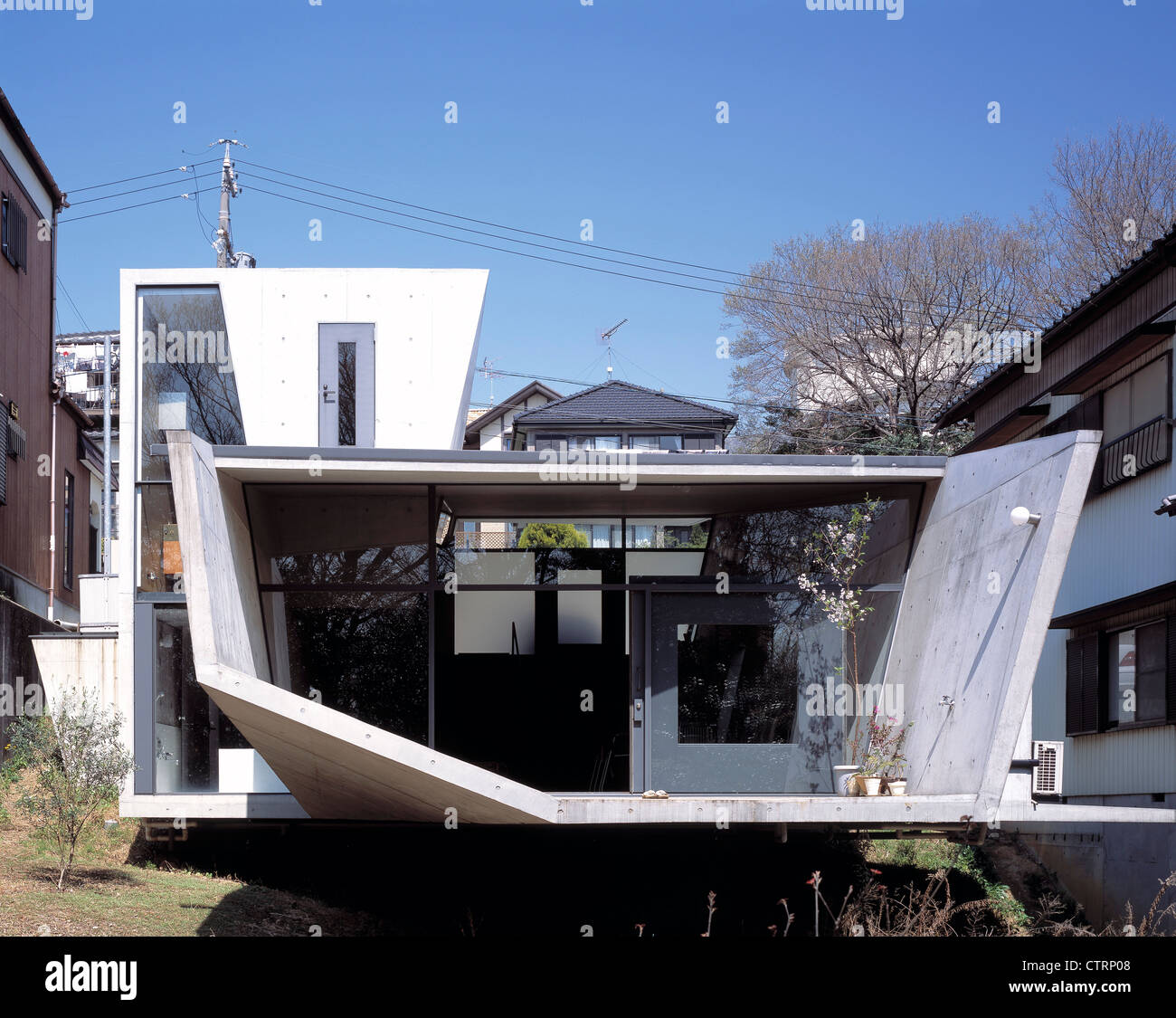 y house straight exterior view from garden Stock Photo - Alamy