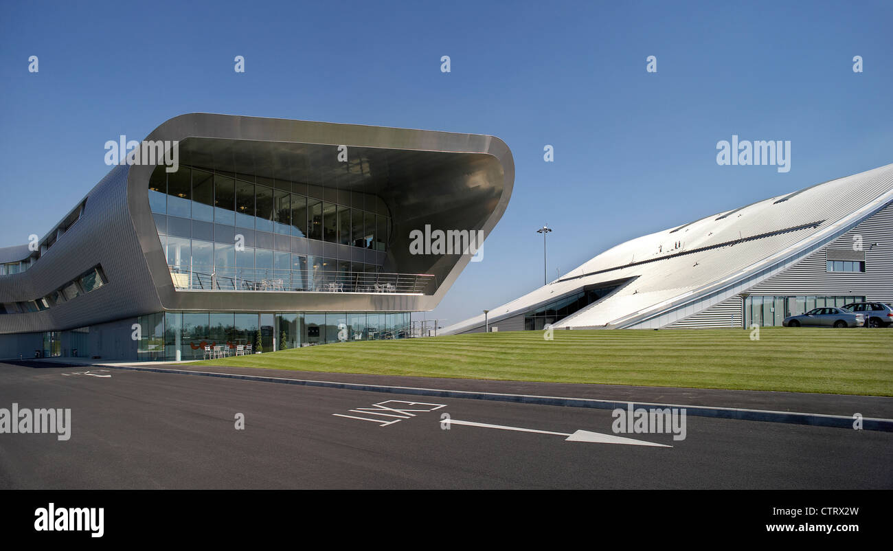 Farnborough airport terminal building hi-res stock photography and ...