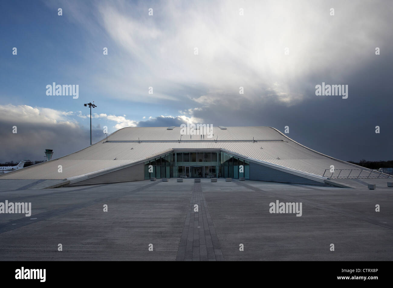 tag farnborough airport hangar view to storm clouds Stock Photo - Alamy