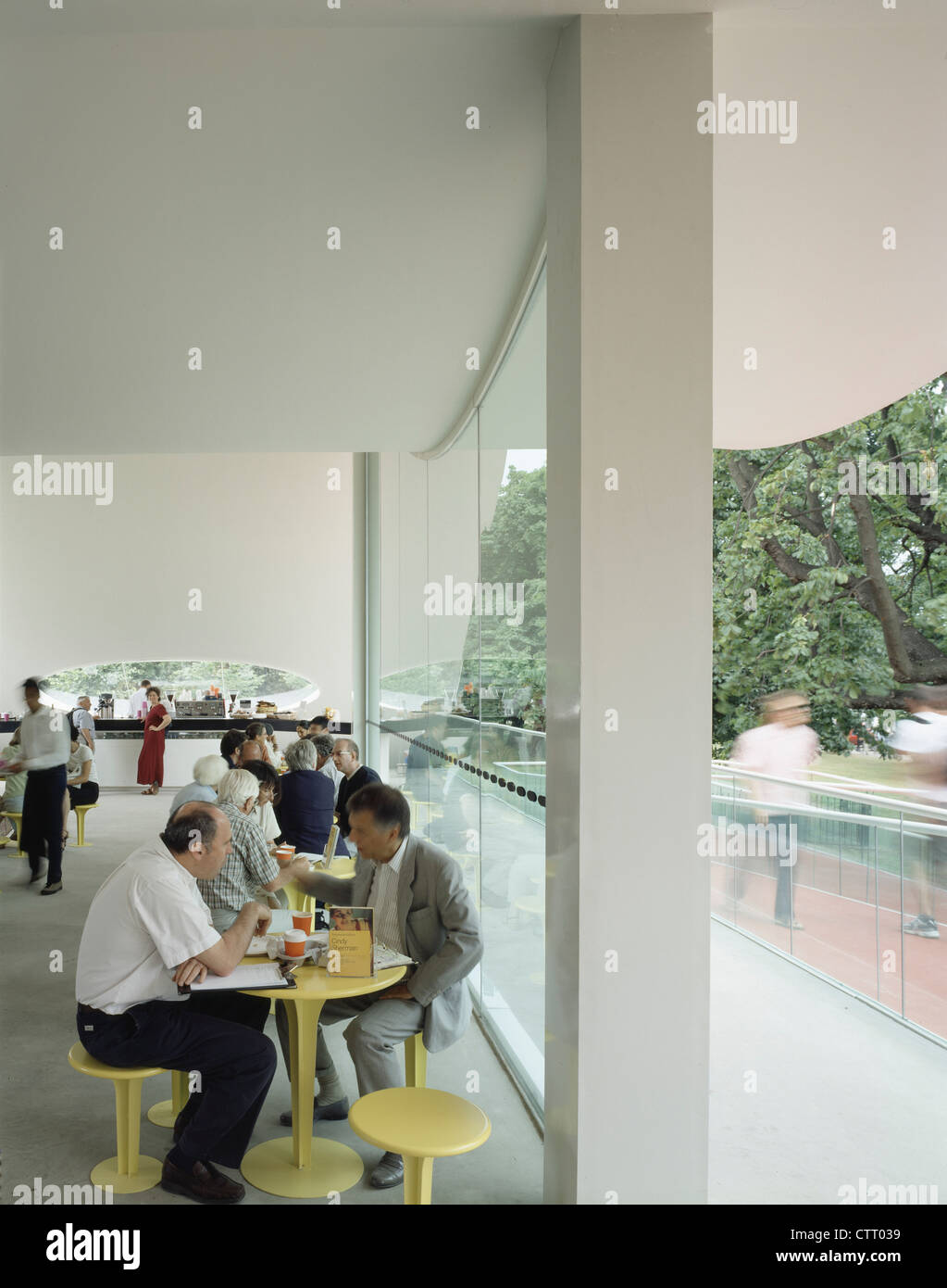 serpentine gallery pavilion cafe area and ramp access Stock Photo - Alamy