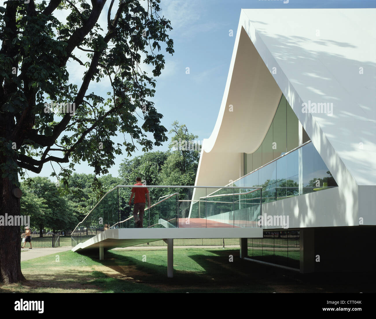 Serpentine gallery pavilion 2003 hi-res stock photography and images ...