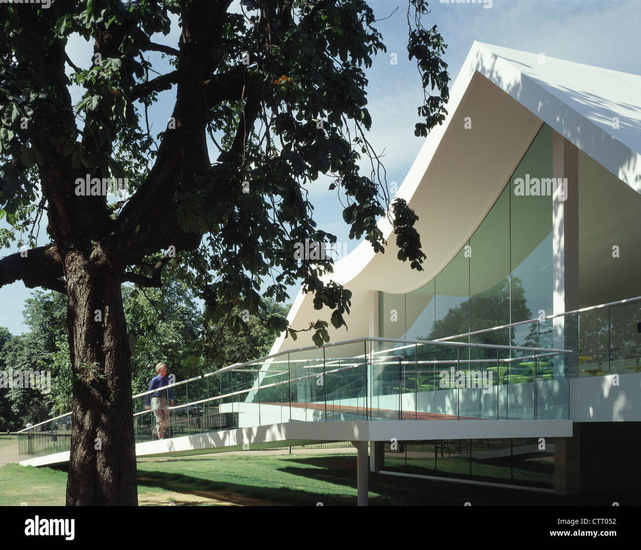 serpentine gallery pavilion ramp and pavilion Stock Photo - Alamy
