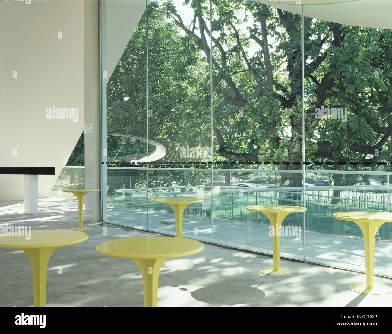 serpentine gallery pavilion cafe tables with view to ramp Stock Photo ...