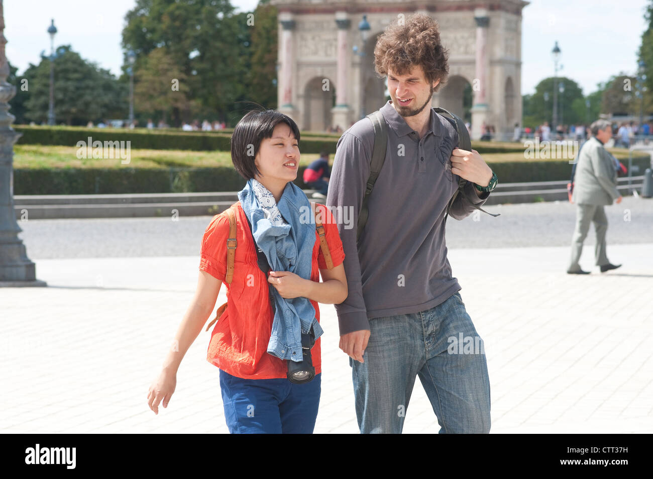 Paris asian couple hi-res stock photography and images - Alamy